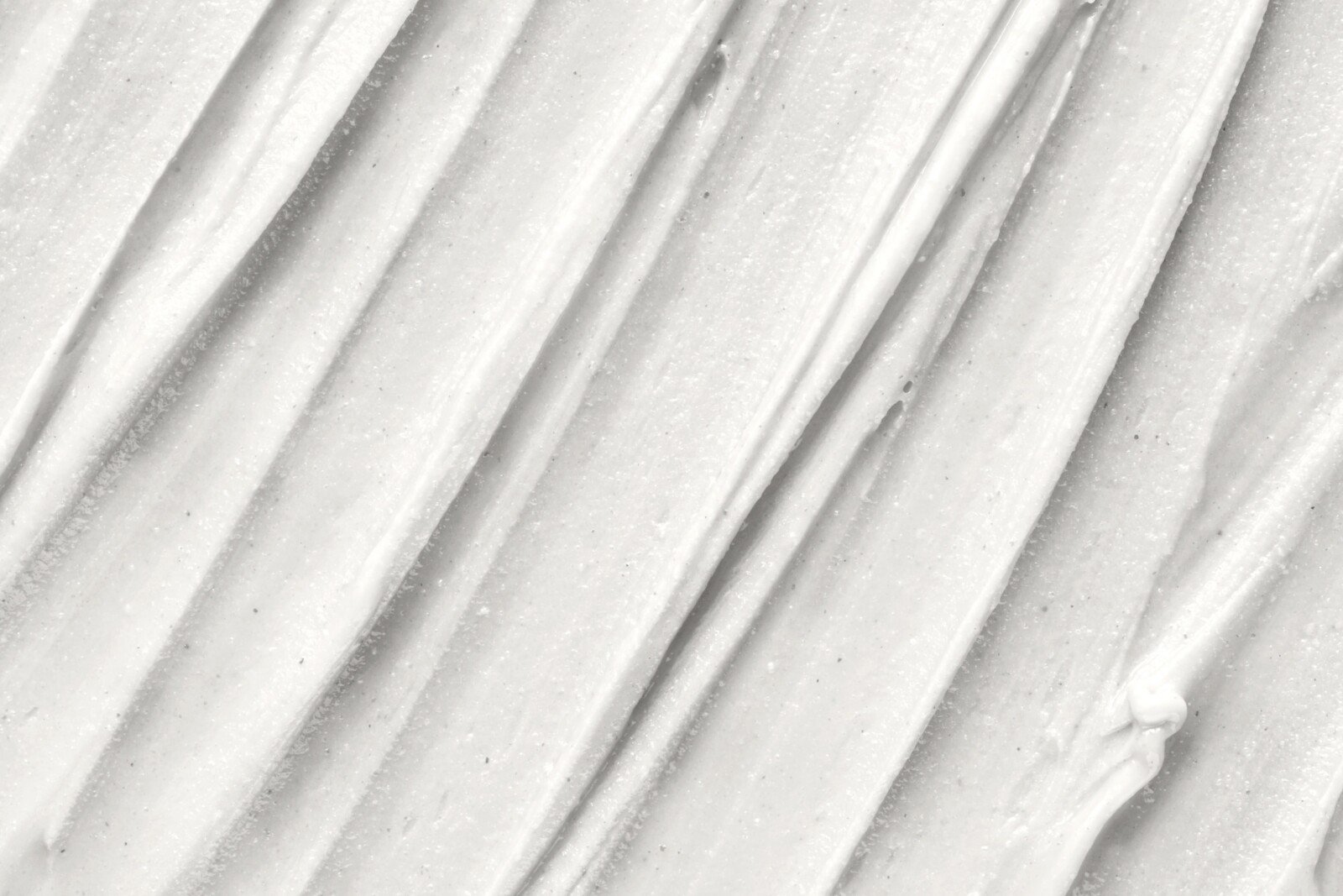 Pantone Farbe 2026: Cloud Dancer - Ruhe, Stil & zeitlose Eleganz - AT ...